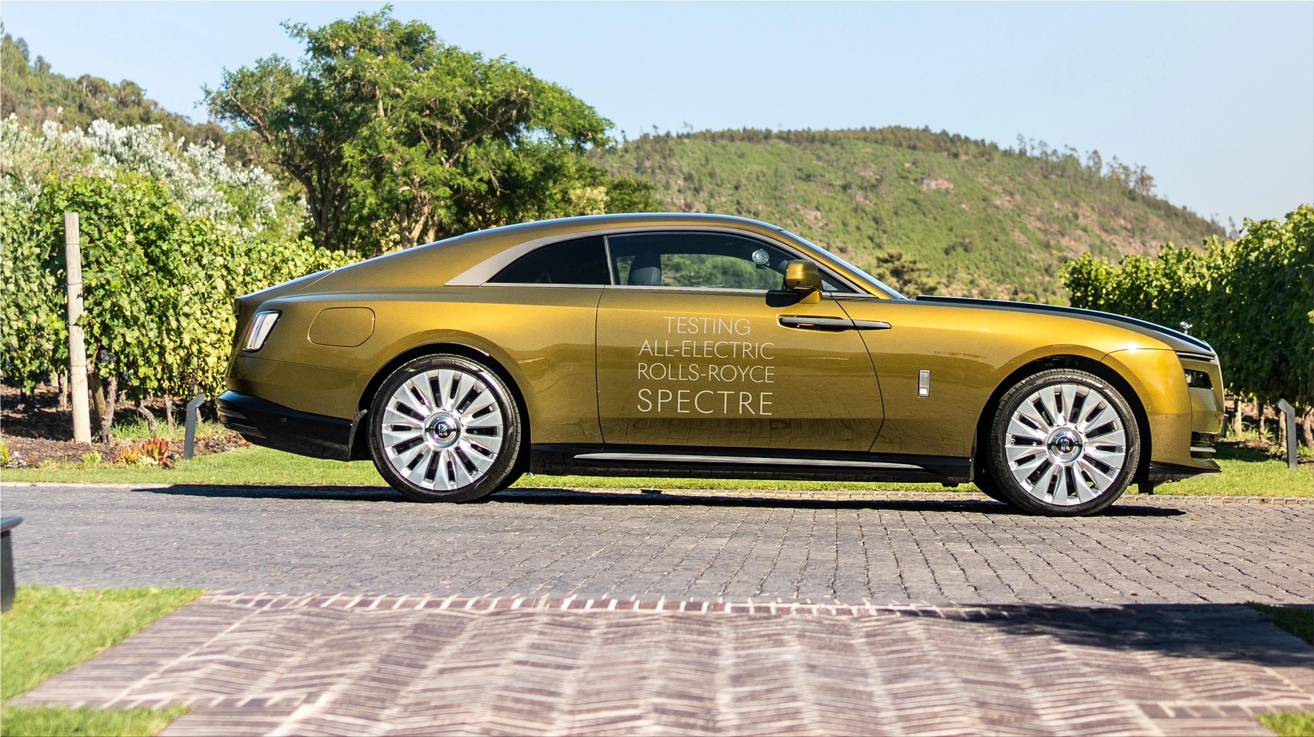 Rolls-Royce Spectre: The electric super coupé that can last 400 years ...