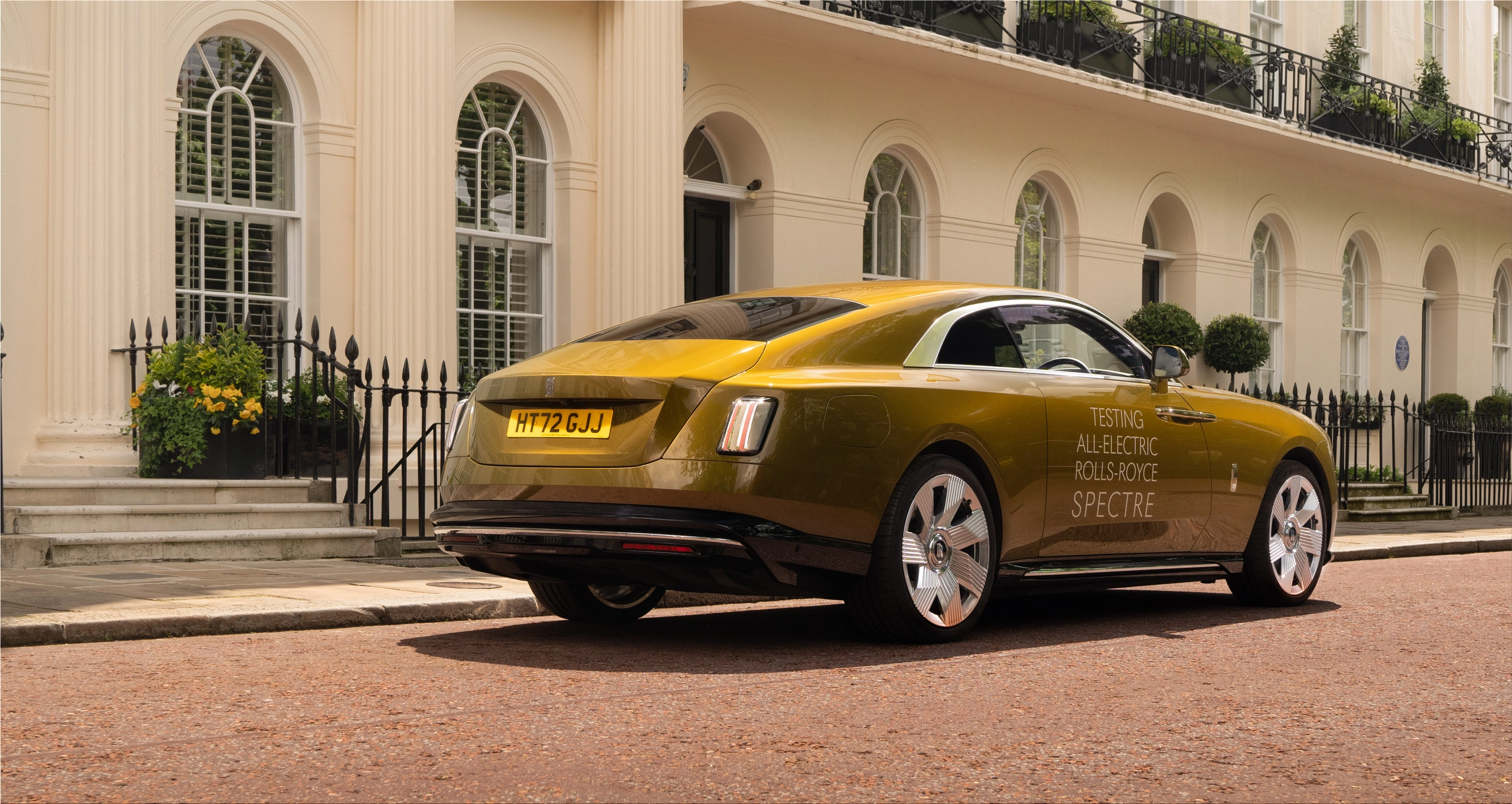 Rolls-Royce Spectre: The electric super coupé that can last 400 years ...