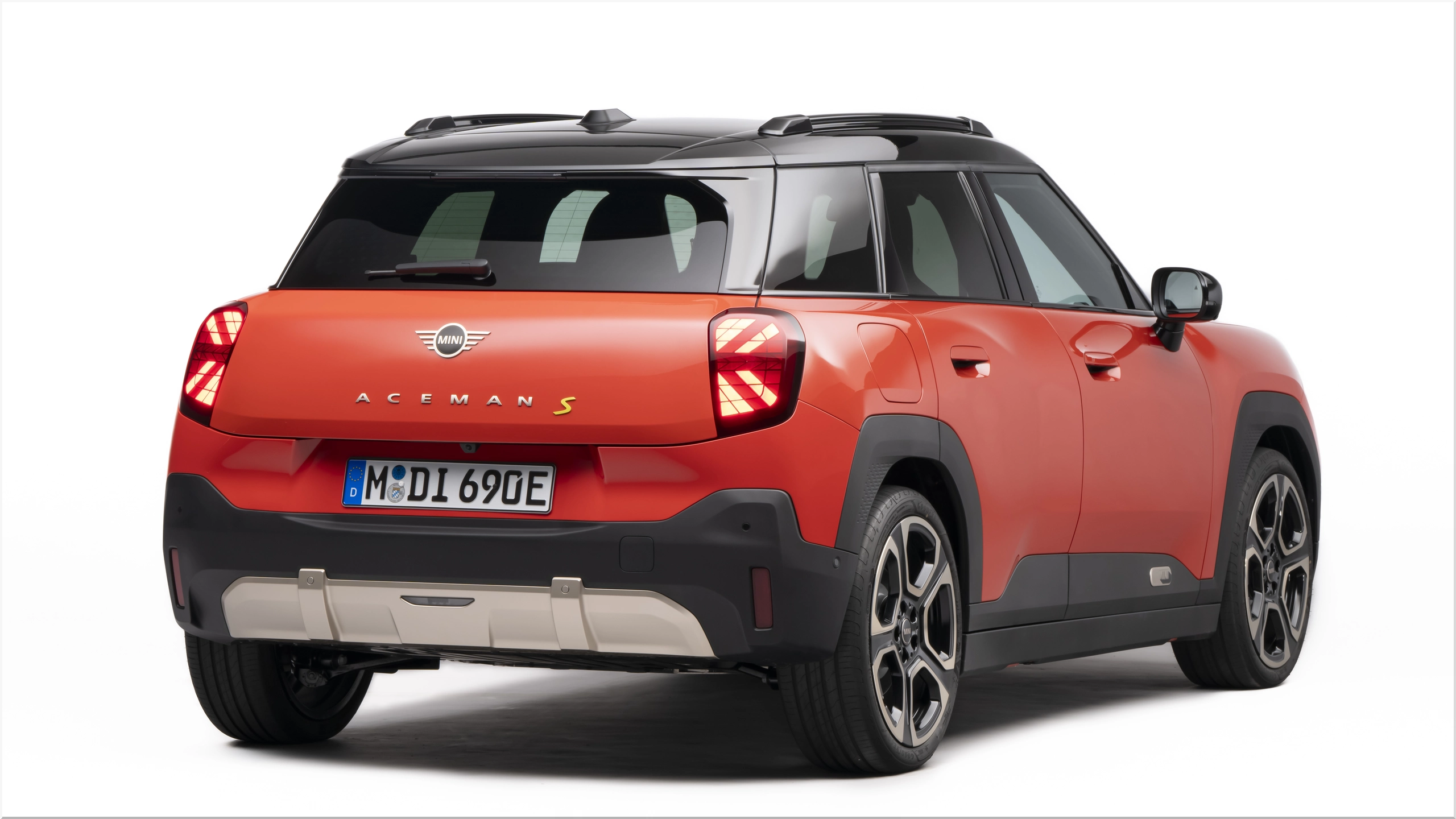 MINI Aceman Electrifies the Road: Production Confirmed, 252-Mile Range ...