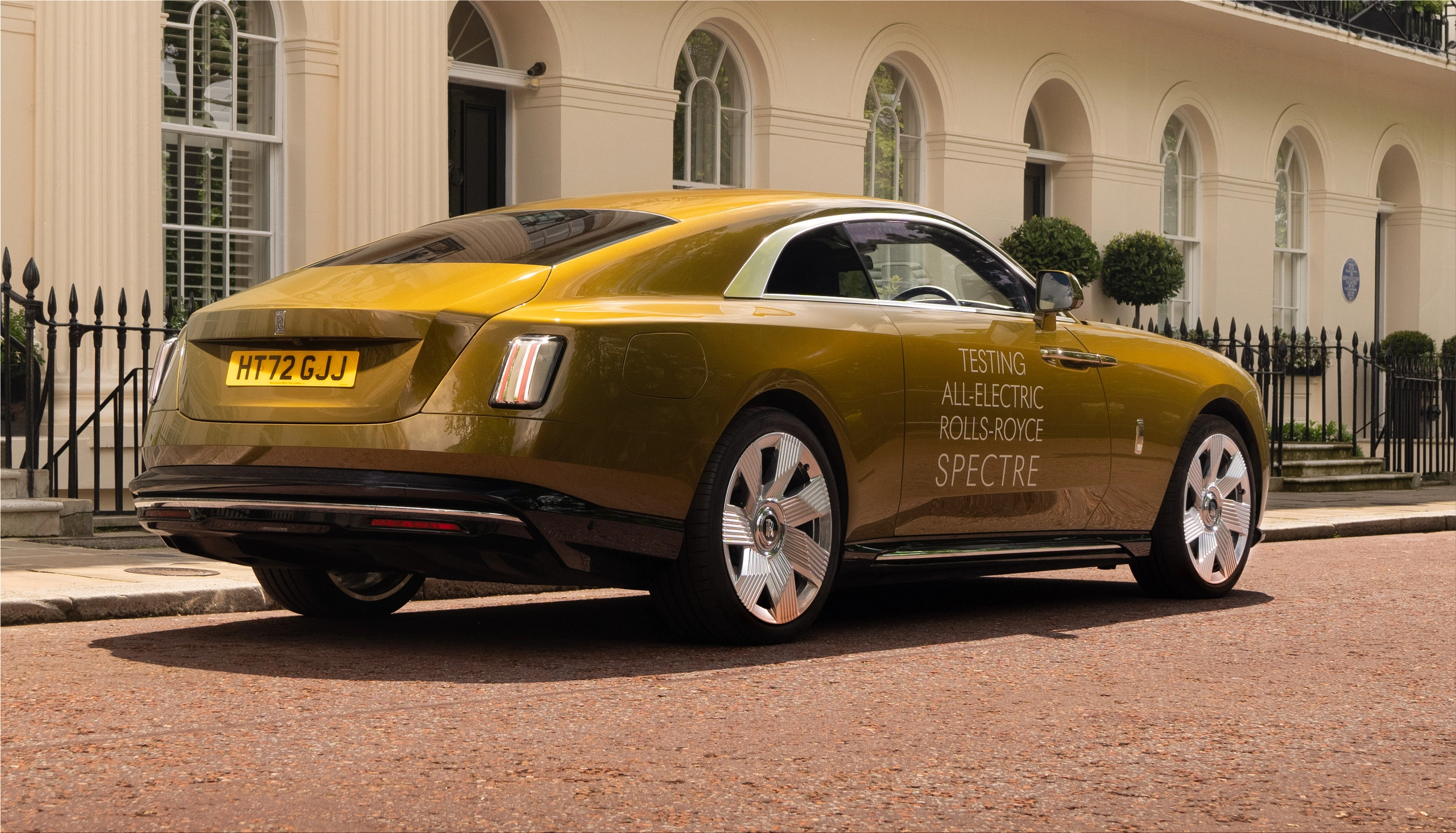 Rolls-Royce Spectre: The electric super coupé that can last 400 years ...