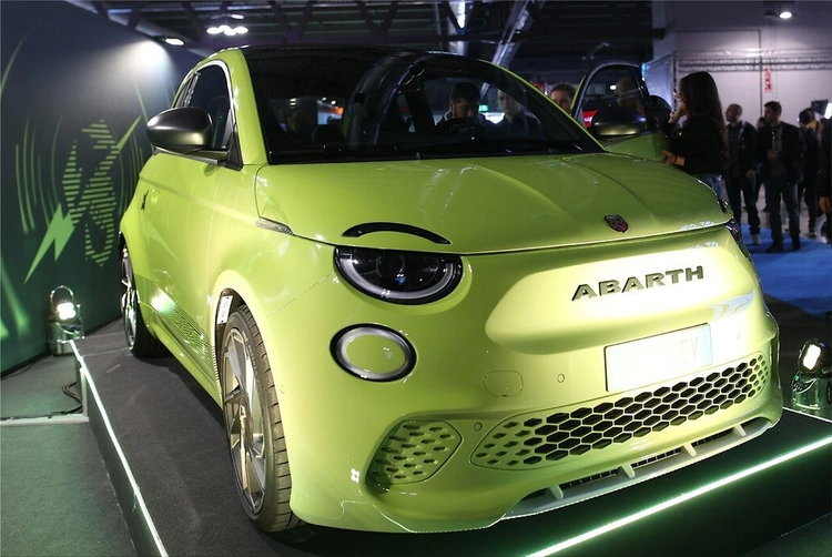 New Abarth 500e Electrifies Europe: Revolutionizing Performance and ...