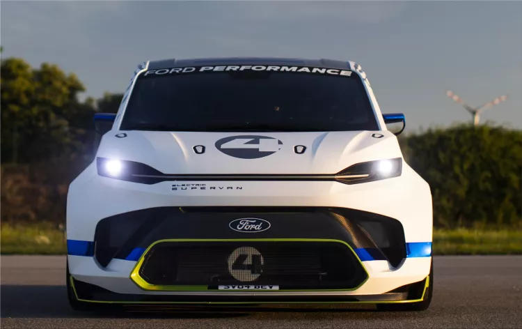 The Ford Pro Electric SuperVan with 2000hp accelerates from 0 to 100km ...