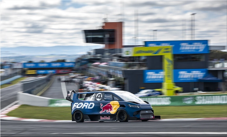Ford's Electric Transit Supervan 4.2 Sets Record at Nürburgring ...